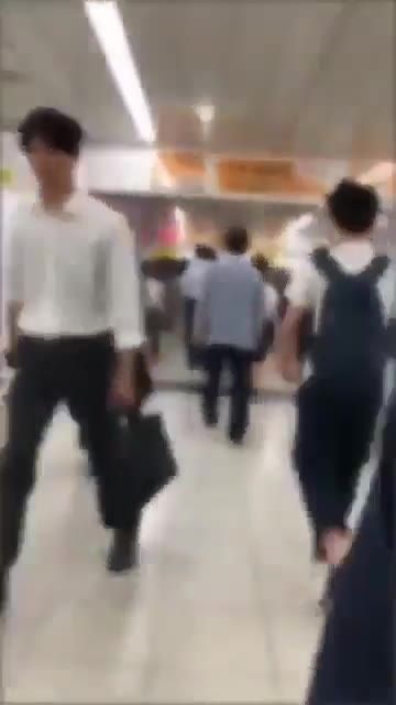 어깨빵 하는 사람 뒤를 따라가보았다.gif - 인기글 | 이토랜드